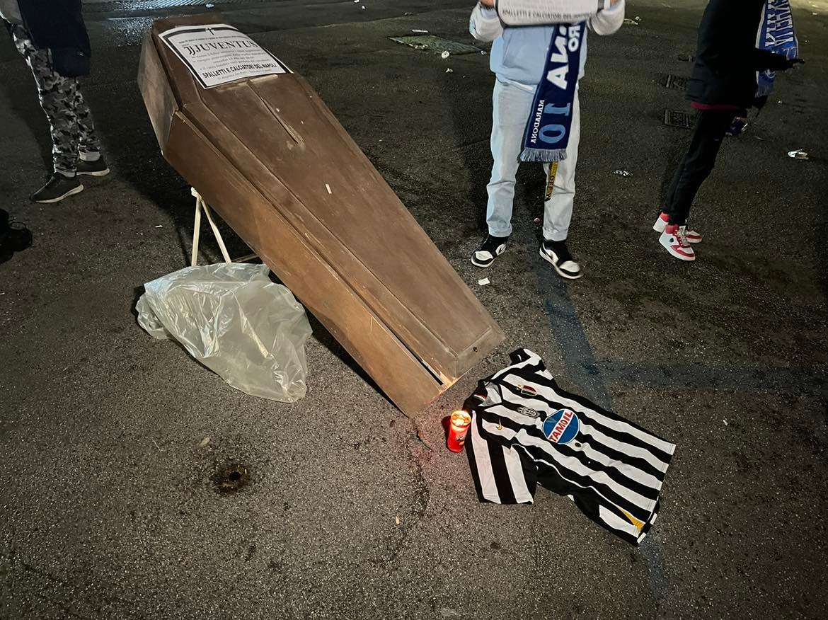 Goliardia all'esterno del Maradona, spuntano i manifesti a lutto per la ...