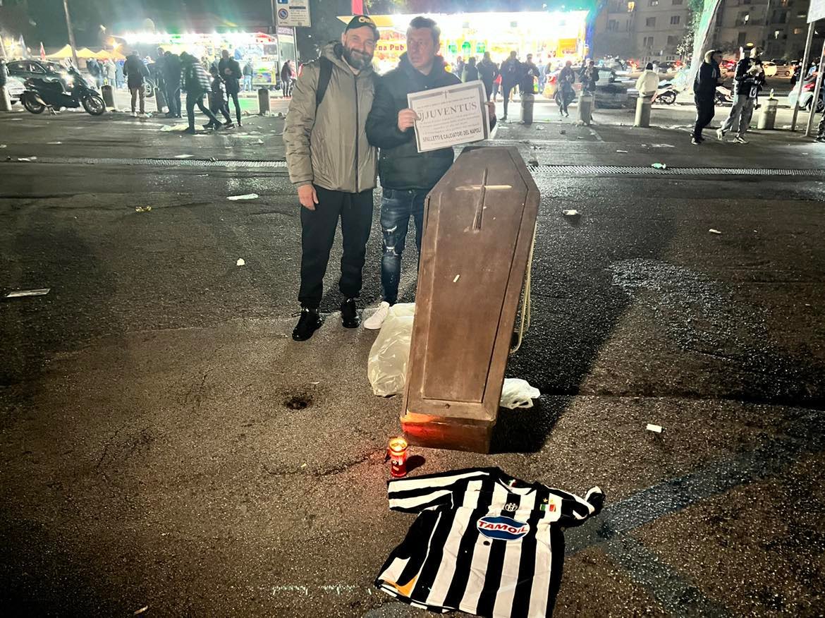 Goliardia all'esterno del Maradona, spuntano i manifesti a lutto per la ...