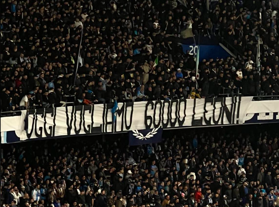 Napoli-Milan, ecco lo striscione esposto in Curva A | FOTO