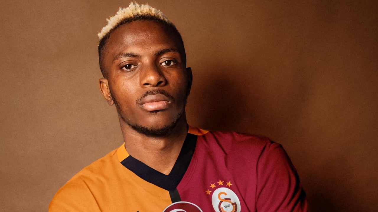 Osimhen al Galatasaray, accoglienza da Re! Lui felicissimo, ecco l ...