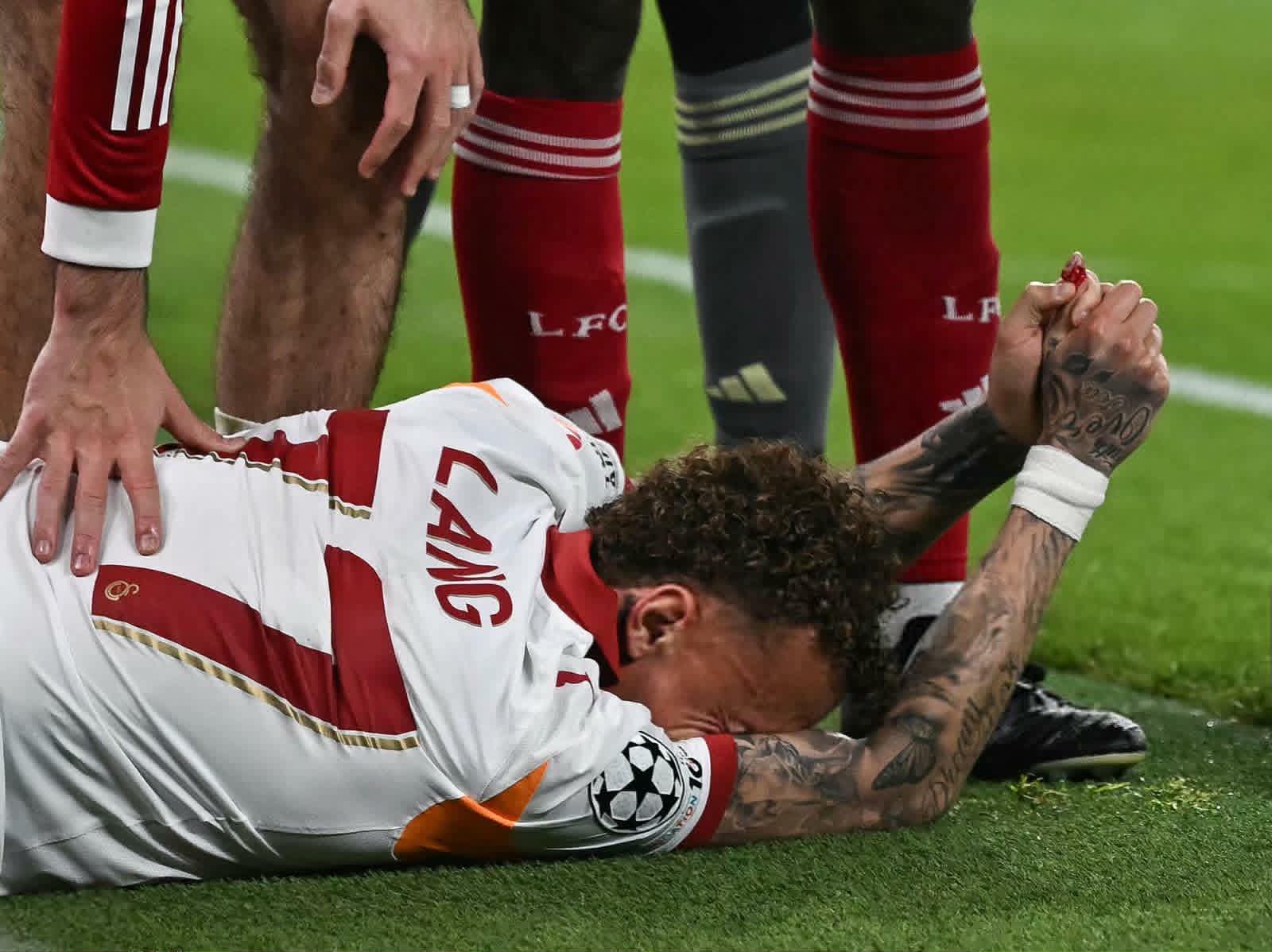 Infortunio Noa Lang a Liverpool: l'immagine choc del dito sanguinante ...