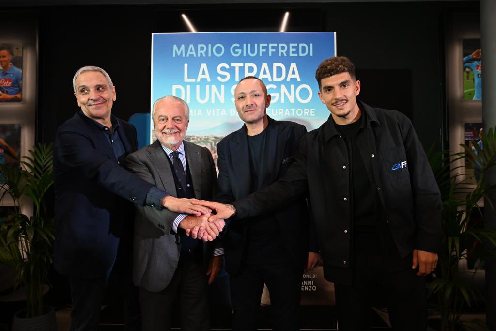 De Laurentiis e il tweet sul libro di Giuffredi: "Lo leggerò di sicuro" | FOTO