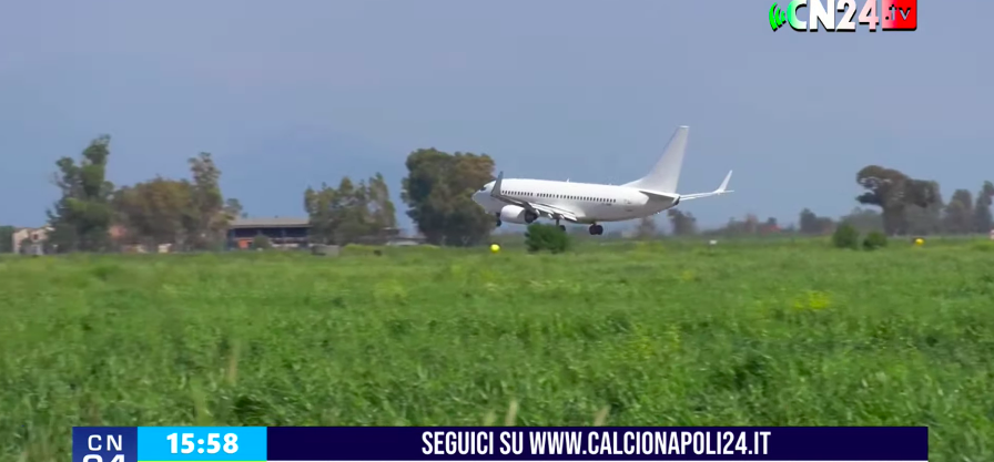 L'aereo del Napoli è atterrato a Grazzanise! Accoglienza da eroi all ...