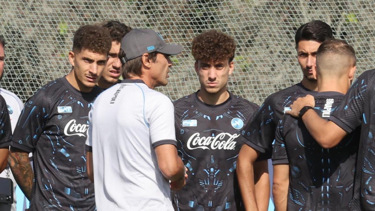 Conte torna a Castel Volturno, l'atteggiamento del tecnico, clima teso