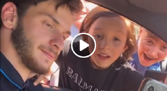 A Napoli è Kvara-mania: il georgiano è il nuovo idolo dei piccoli ...