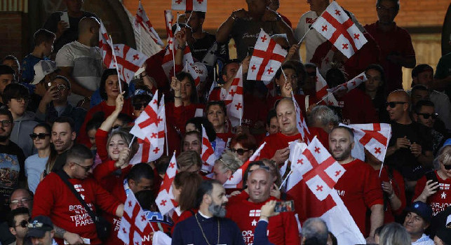 Tifosi georgiani in festa: show all'esterno del Maradona dopo Napoli ...