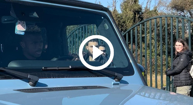 Osimhen regala ai bambini autografi e selfie a Castel Volturno | VIDEO CN24 Osimhen regala ai bambini autografi e selfie a Castel Volturno | VIDEO CN24