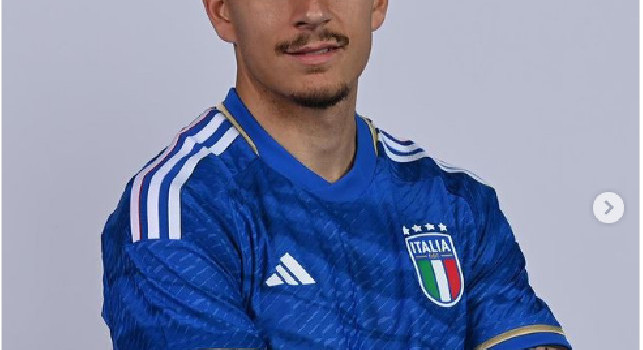 "Conoscete un colore più bello dell’Azzurro?", Di Lorenzo posa con la ...