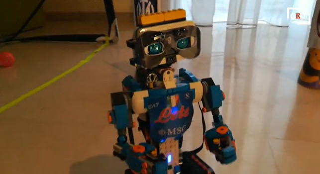 Bimbo crea un prototipo di Osimhen con il Lego e lo invia al prof di ...
