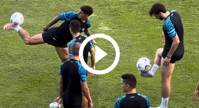 Bare foot challenge a Castel di Sangro: che freestyle per Kvaratskhelia ...