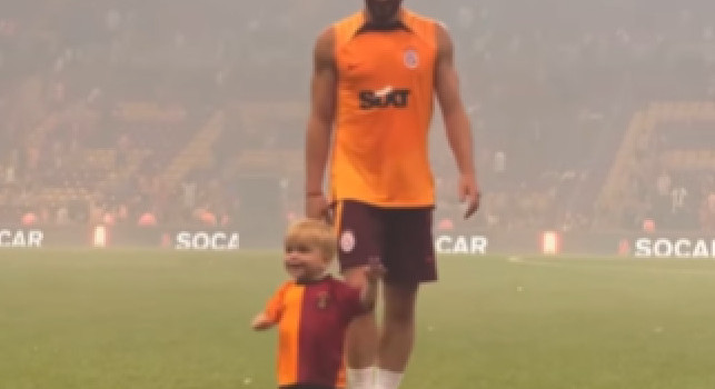 Ciro Mertens cammina da solo: commovente momento per Dries e Kat | VIDEO