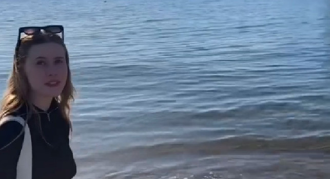 Lindstrom si gode l'inverno a Napoli: San Valentino in spiaggia con Sofie | VIDEO