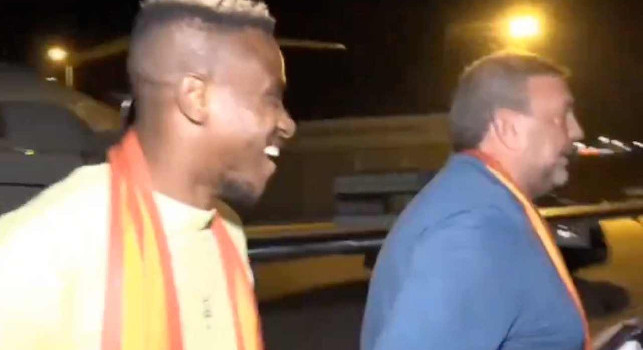 Calenda a Istanbul con Osimhen! L'agente si rivede con una sciarpa del ...